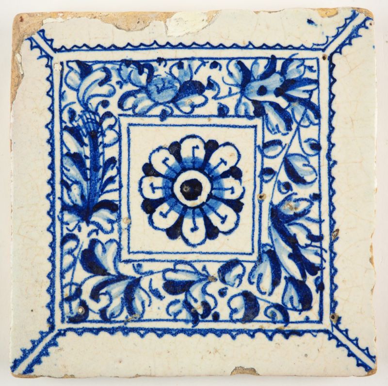 Antique Delft 'mirror - spiegel' tile with foglie motif, 17th century